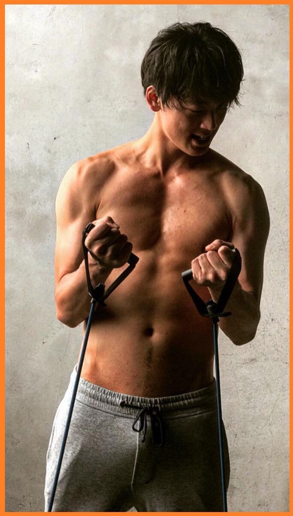 竹内涼真のすごい筋肉画像！記憶を失うほどストイックな筋トレ理由 | World Traveling Man